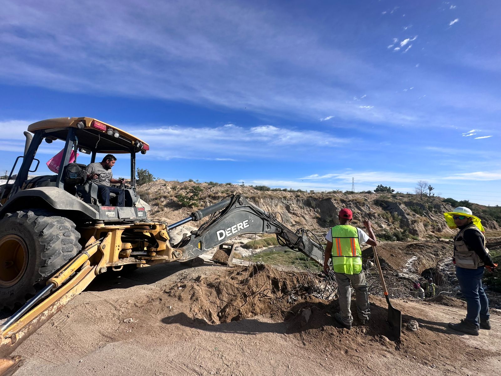 Continúan los trabajos sobre la avenida prolongación Leona Vicario de Cabo San Lucas para dotar ...
